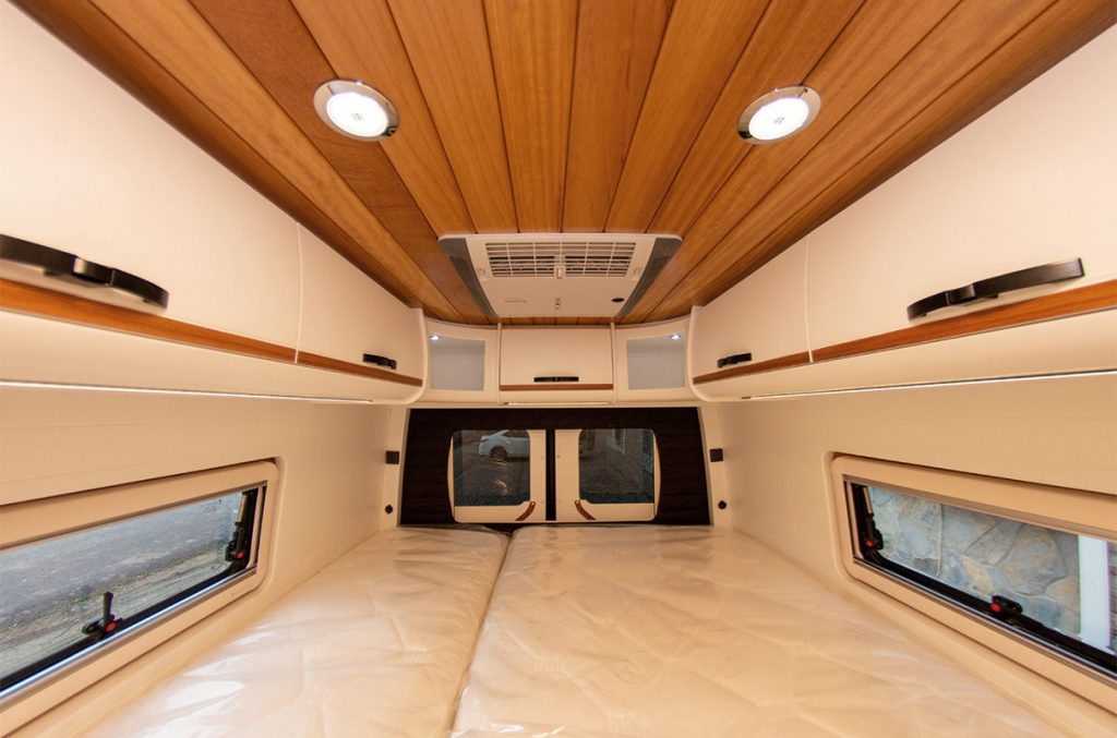 Man | Panelvan - Atlas Karavan