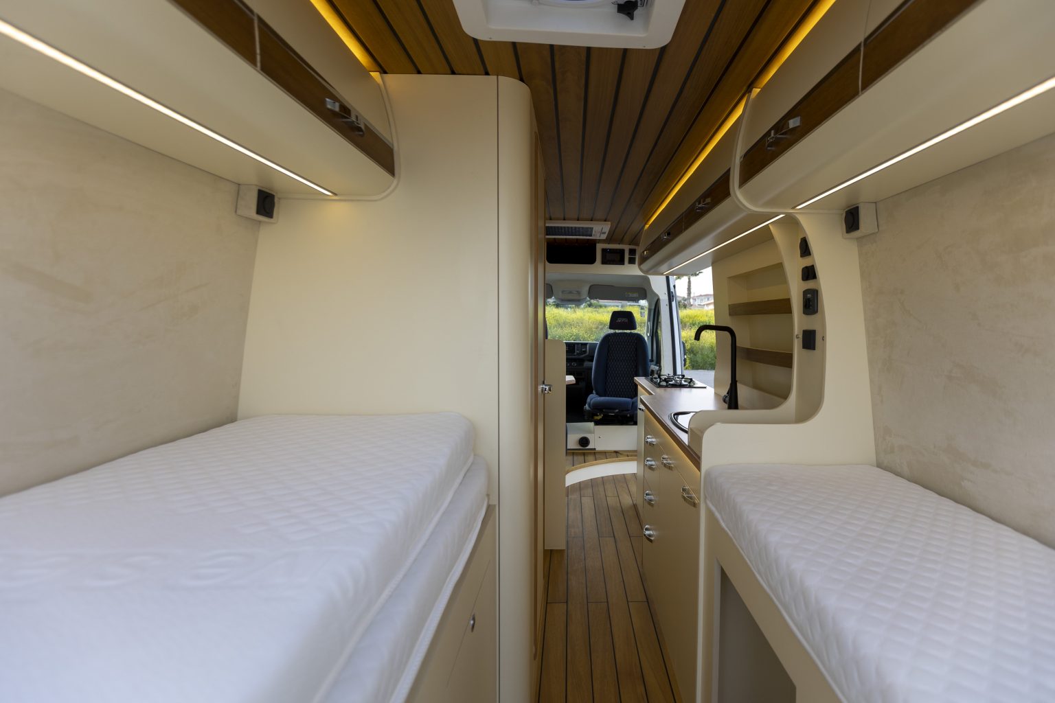 Man | Panelvan - Atlas Karavan